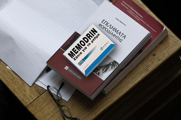 Ειδικά χάπια για τη μνήμη άρχισε να παίρνει ο Σταθάκης | Το Κουτί της ...
