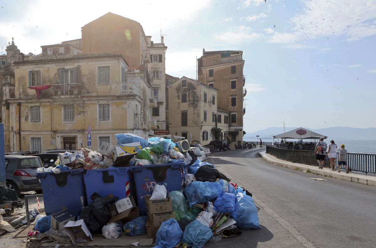 Κέρκυρα: Με διμοιρίες των ΜΑΤ πηγαίνουν τα σκουπίδια στον ΧΥΤΑ ...