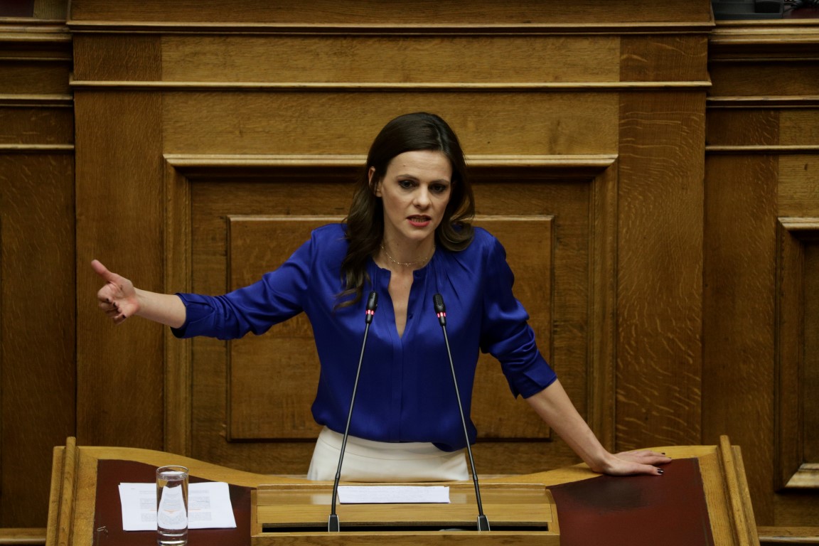 Αχτσιόγλου: Απελευθερώνονται οι απολύσεις για εργαζόμενους που δεν θα ...