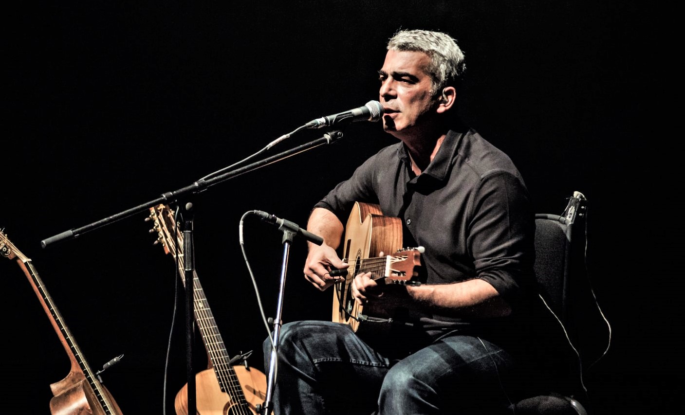 Ο Δημήτρης Μυστακίδης φοράει κραγιόν και αφιερώνει στον Βασίλη Τσιάρτα ...