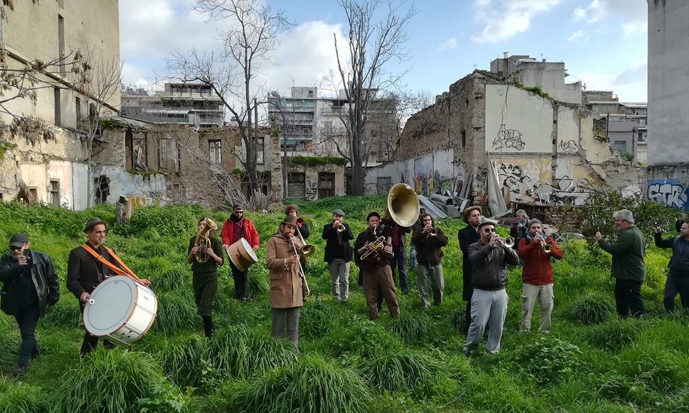 Aγία Φανφάρα: Η μπάντα που φέρνει στην πόλη τον διονυσιασμό των ...