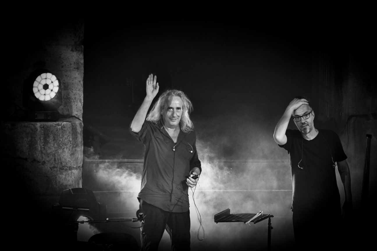 Ο «έρωτας» του Γιάννη Αγγελάκα που τελείωσε με τις «Τρύπες» | Το Κουτί ...