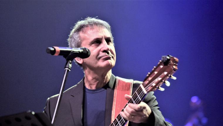 Εκπλήσσει και πάλι ο Νταλάρας: «Βέβαια και ακούω τραπ μουσική» (video ...