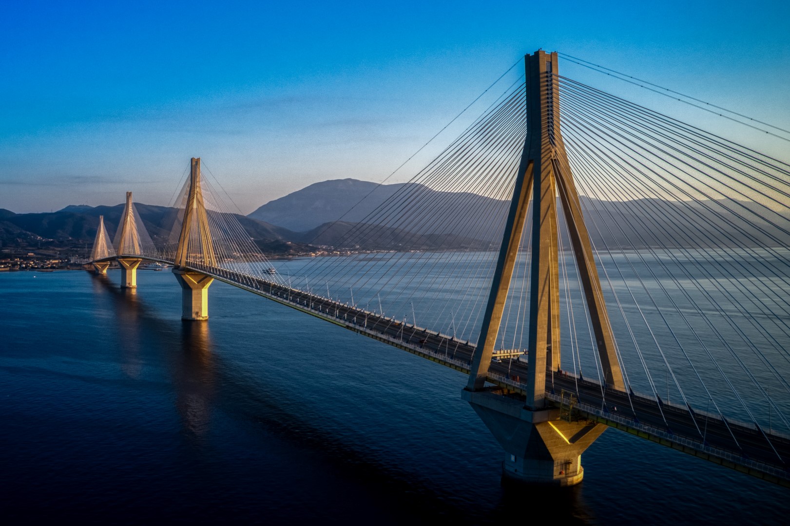 Αρχίσαμε... η Γέφυρα Ρίου -Αντιρρίου σβήνει τα γαλάζια διακοσμητικά ...