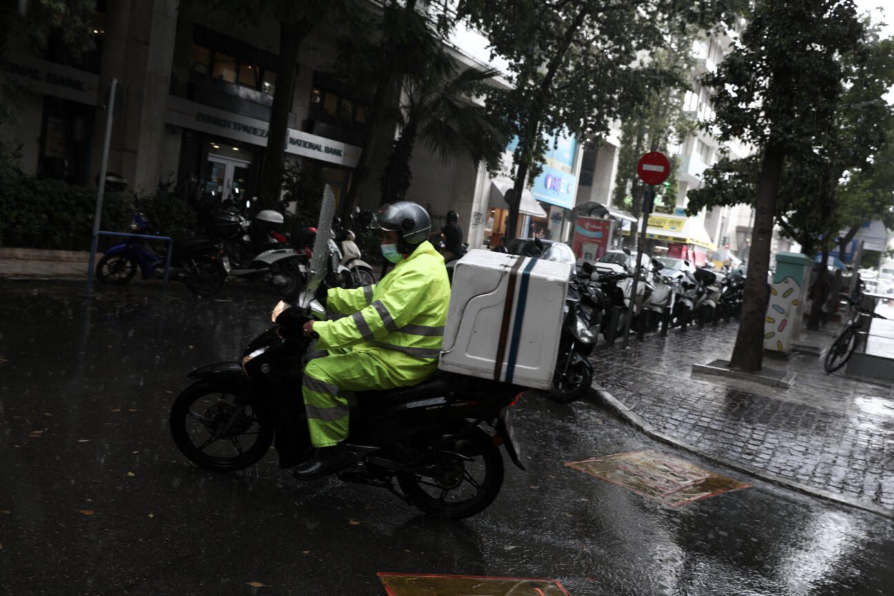 «Μαύρα» δούλευε ο 17χρονος διανομέας που έχασε τη ζωή του σε εργατικό ...