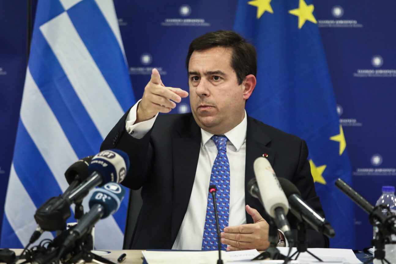 Ο Μηταράκης «παραδέχεται τη λάθος κρίση του» μετά την... εκπαραθύρωσή ...