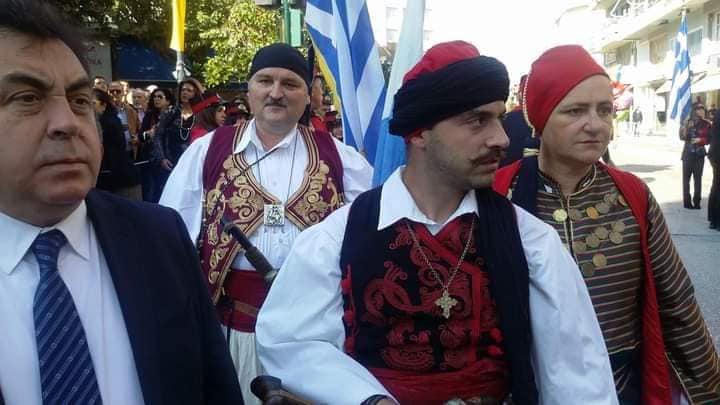 Εικόνες κιτς στην Ηλεία-Kουμπουροφόροι φουστανελάδες και ακροδεξιοί ...