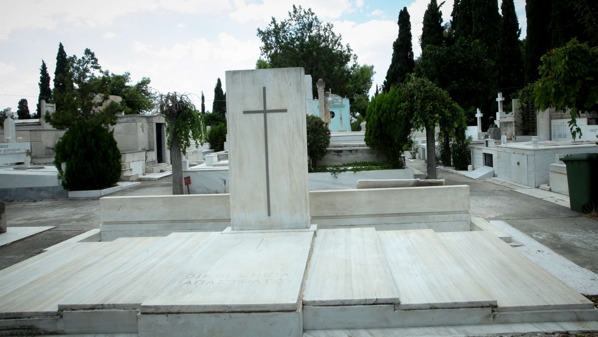 Ήπιε νέφτι αντί για νερό και ούρλιαζε μέσα στο νεκροταφείο! | Το Κουτί ...