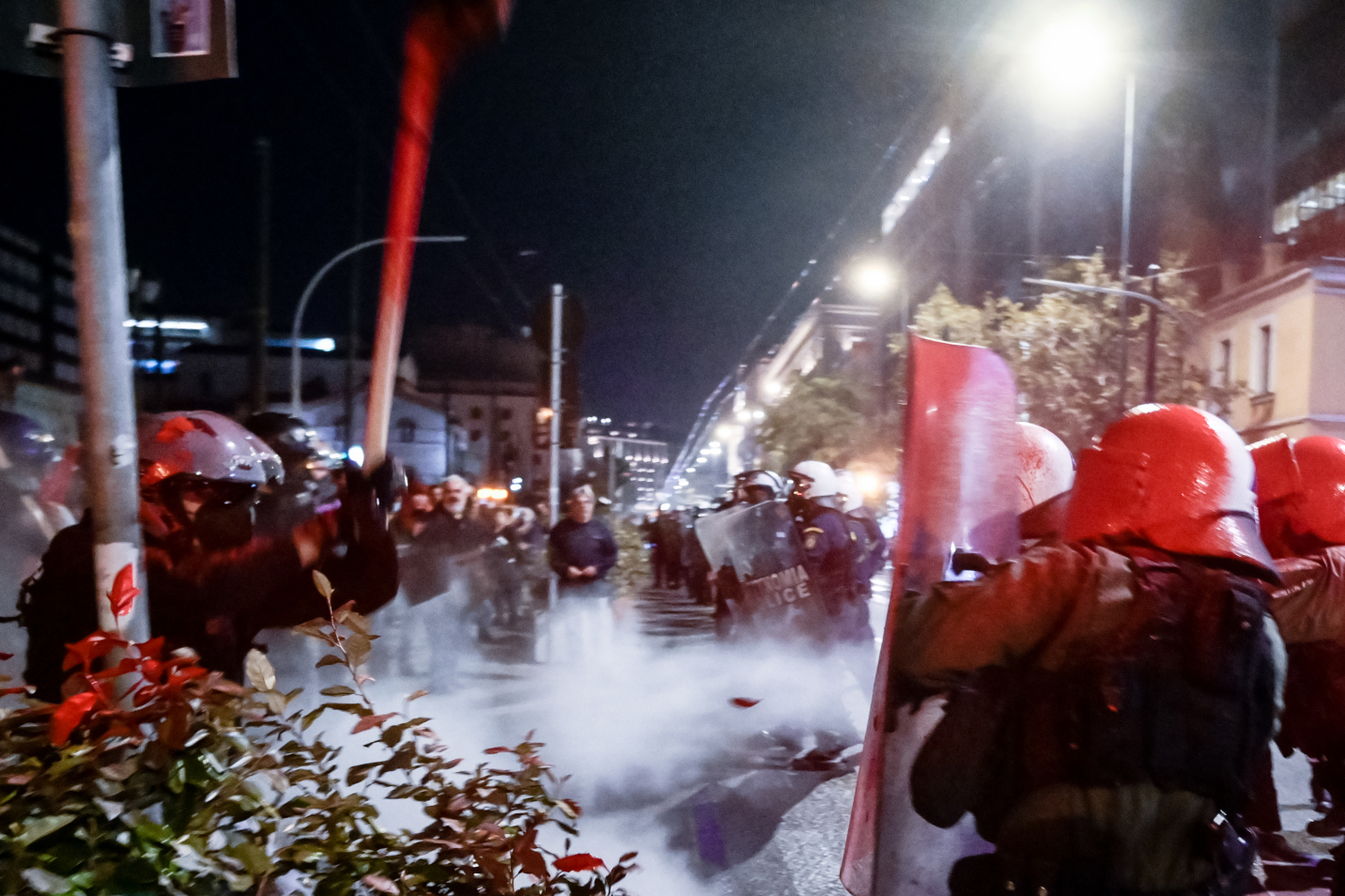 Ένα ακόμη σκηνικό τρόμου στήθηκε από τα ΜΑΤ στα Εξάρχεια-Οι 15 ...