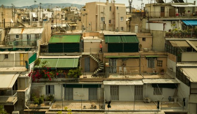 Η «Πολυκατοικία» με το βλέμμα της τέχνης | Το Κουτί της Πανδώρας