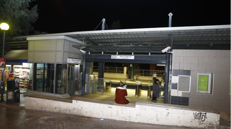 Κλειστός ο σταθμός του ΗΣΑΠ στα Πευκάκια-Αναφορές ότι γυναίκα πήδηξε ...