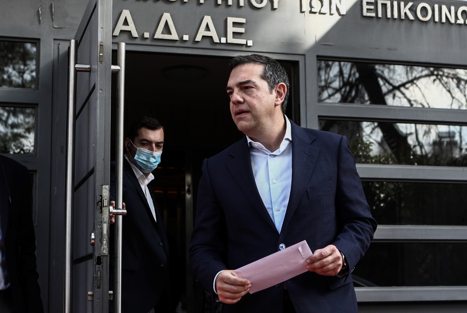 Mε φάκελο που θα παραδώσει στην ΠτΔ βγήκε ο Τσίπρας από την ΑΔΑΕ ...