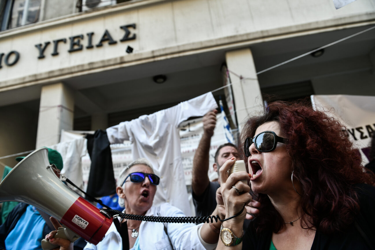 Επιστρέφουν σήμερα στην εργασία τους οι ανεμβολίαστοι υγειονομικοί ...