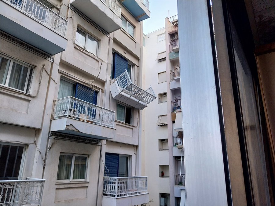 Συγγρού: Σοκαριστική εικόνα - Μπαλκόνι ξενοδοχείου κρέμεται στον αέρα ...