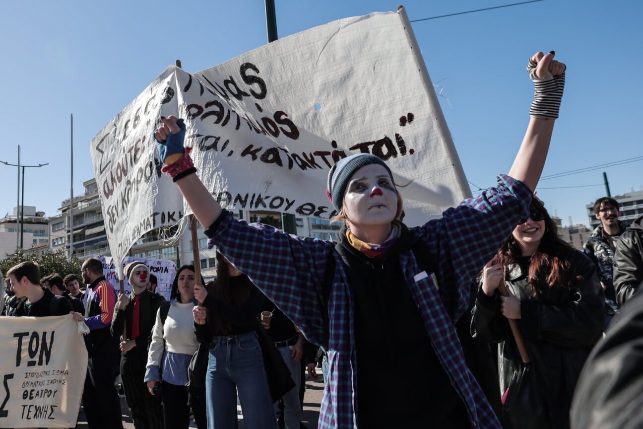 To πιο μεγάλο χειροκρότημα για τους ανθρώπους του Πολιτισμού | Το Κουτί ...