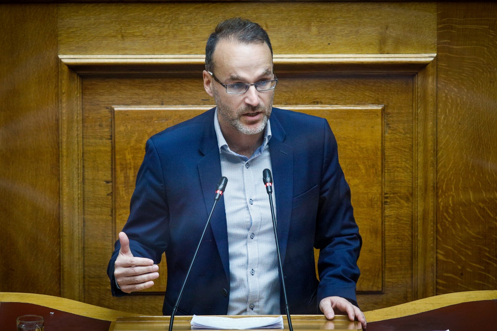 Βουλευτής του ΚΚΕ εξηγεί γιατί στο ΚΚΕ είναι... «κολλημένοι» | Το Κουτί ...