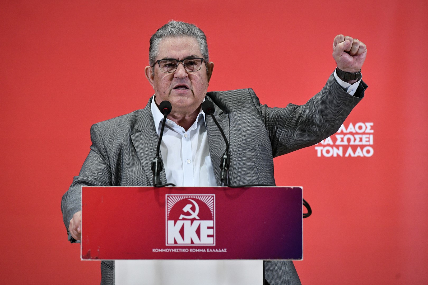 Αυτό κι αν είναι έκπληξη! Ο Δημήτρης Κουτσούμπας στη Ναταλία Γερμανού ...