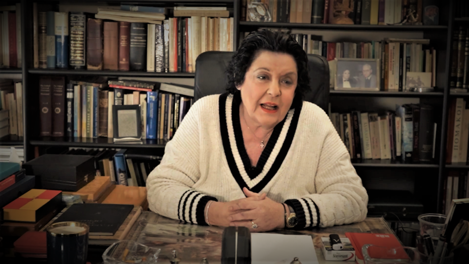 Λιάνα Κανέλλη: Μια χαρά πάει το σφυροδρέπανο με το τριφύλλι (video ...
