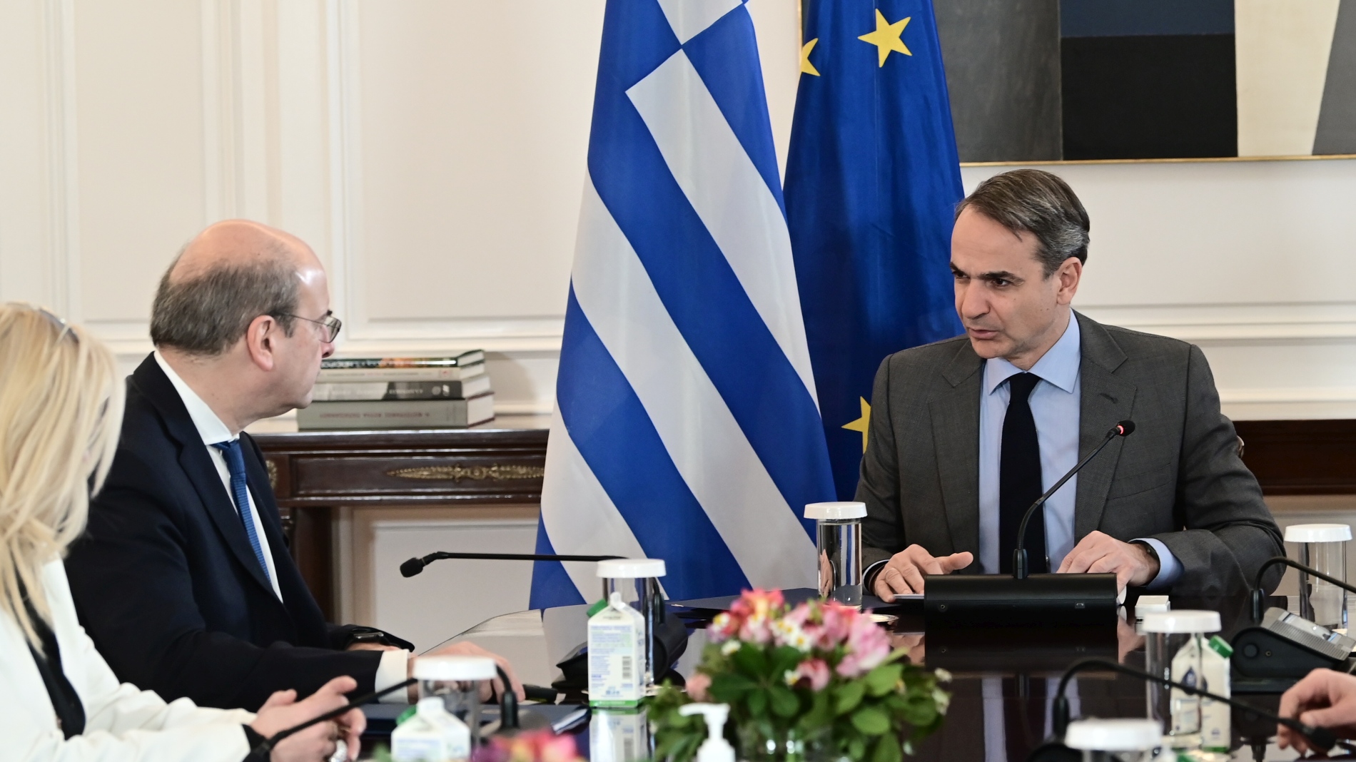 Παίζει το τελευταίο χαρτί του ο Μητσοτάκης: Αύξηση του κατώτατου μισθού ...