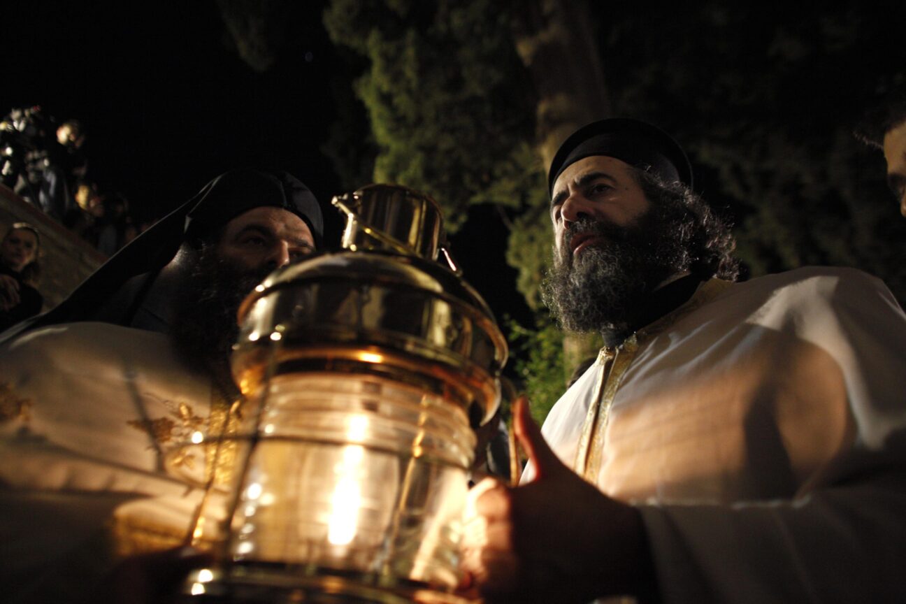 Το απόγευμα του Μ. Σαββάτου το Άγιο Φως στην Αθήνα | Το Κουτί της Πανδώρας