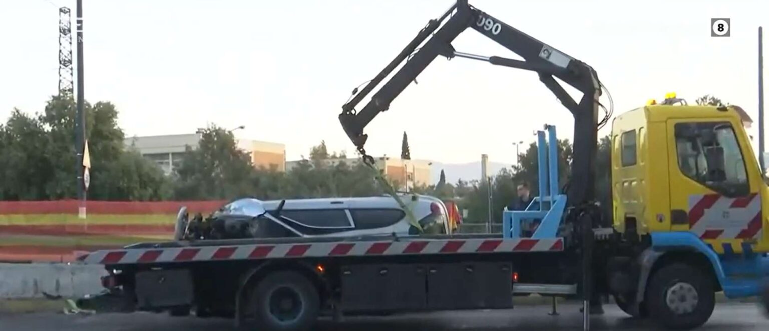 Τροχαίο στην Πέτρου Ράλλη: Όχημα έπεσε στις μπάρες και αναποδογύρισε ...