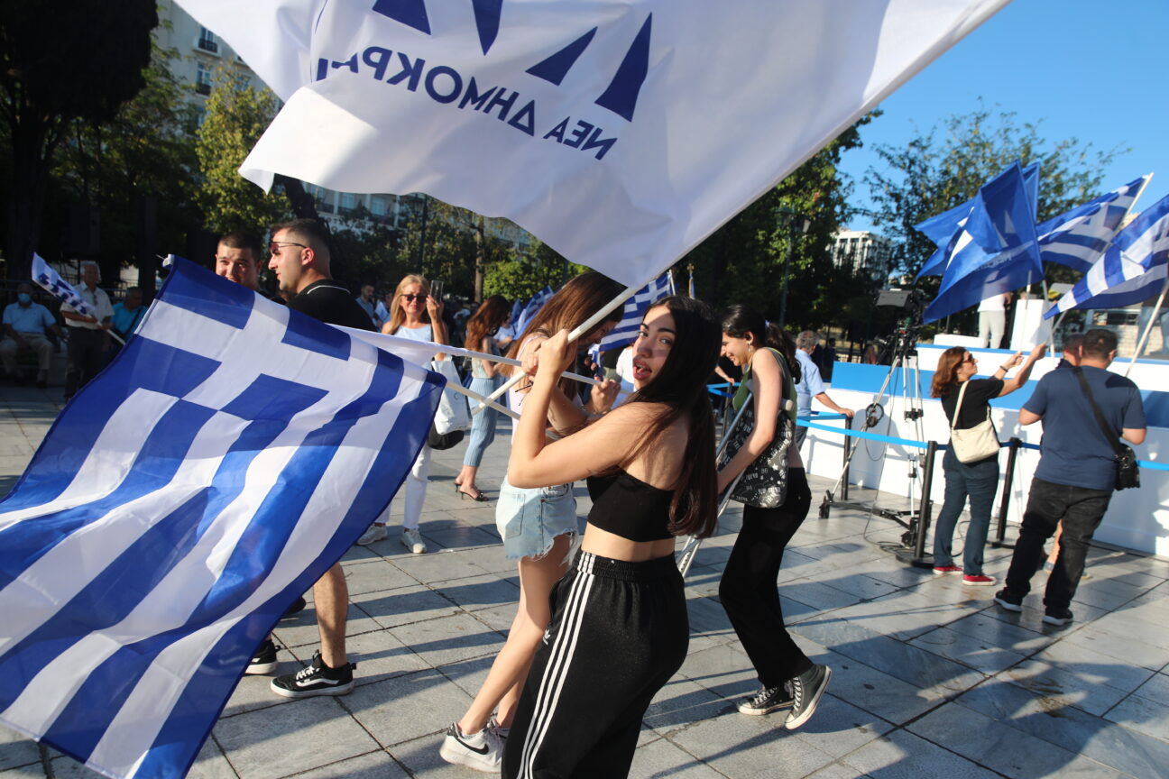 Πασαρέλα από τα κορίτσια της ΟΝΝΕΔ έγινε η τελευταία προεκλογική ομιλία ...