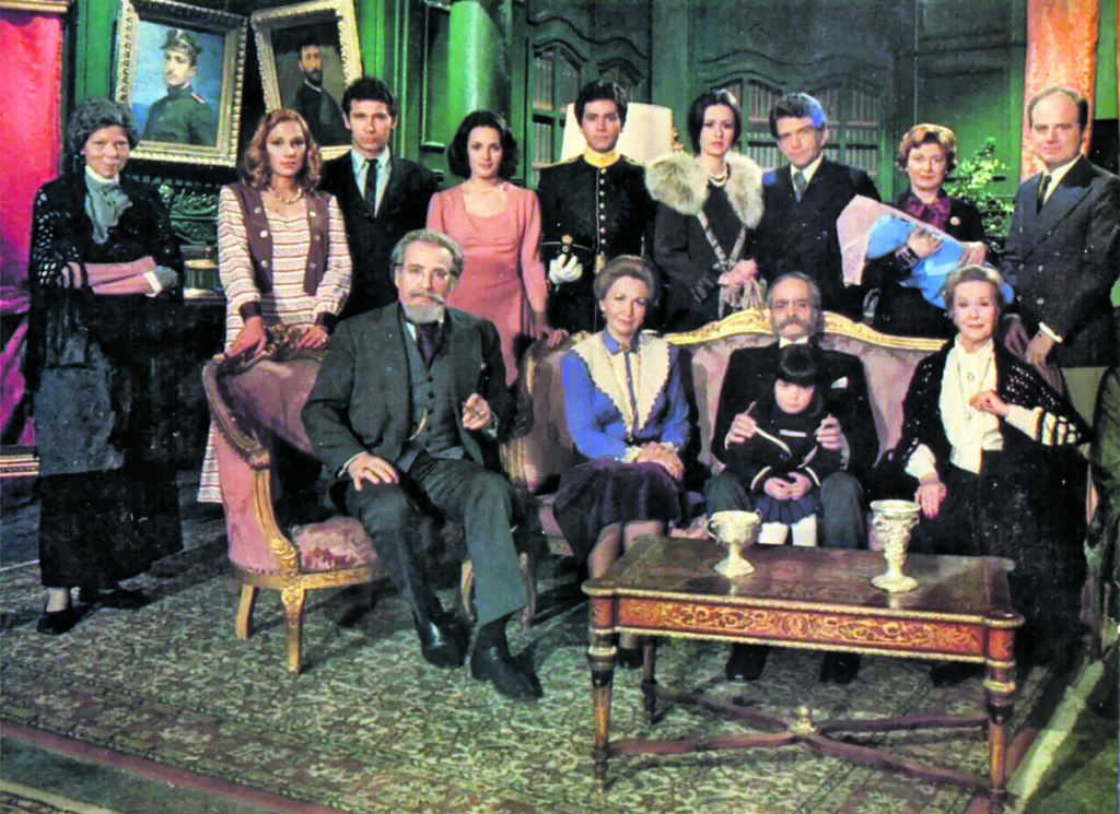 «Οι Πανθέοι» - Το θρυλικό μυθιστόρημα του Τάσου Αθανασιάδη επιστρέφει ...