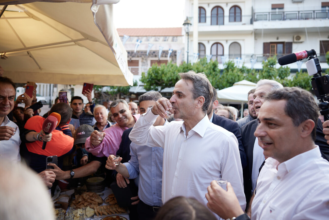 Τον κερνάνε και τους δουλεύει! Ο Μητσοτάκης παραδέχεται: «Προσποιούμαι ...