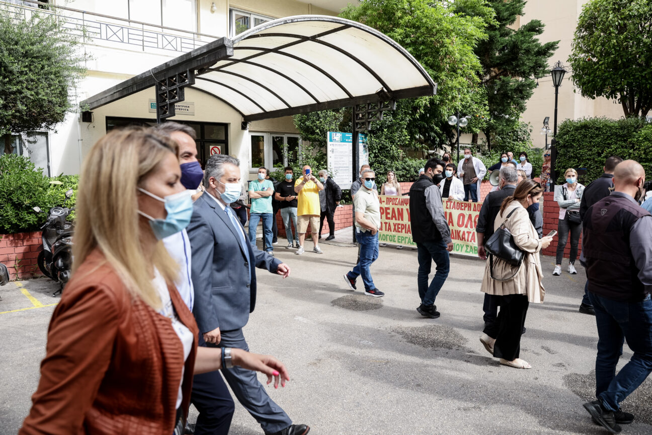 Έντονες αποδοκιμασίες κατά Μητσοτάκη κατά την άφιξή του στο νοσοκομείο ...
