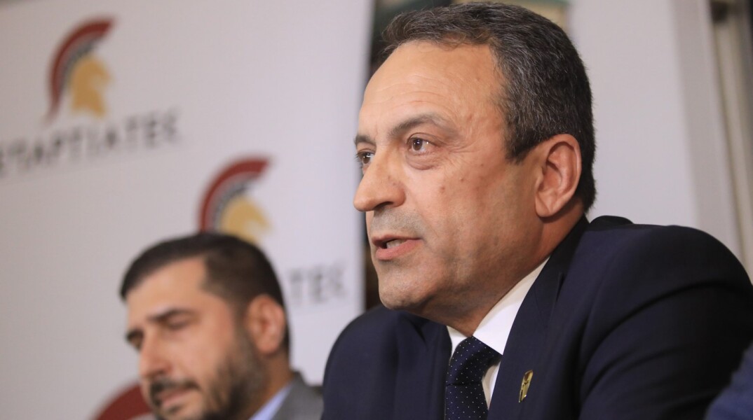 Βασίλης Στίγκας: Ποιος είναι ο επικεφαλής των ακροδεξιών «Σπαρτιατών ...