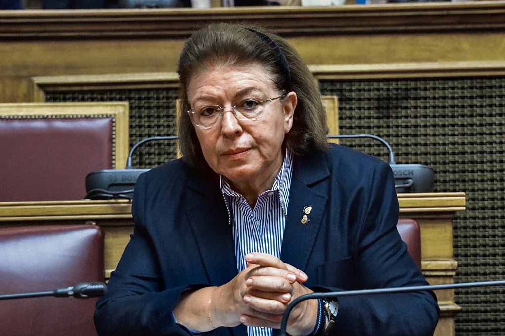 Ακρόπολη: Τελευταία και καταϊδρωμένη η Λίνα Μενδώνη | Το Κουτί της Πανδώρας