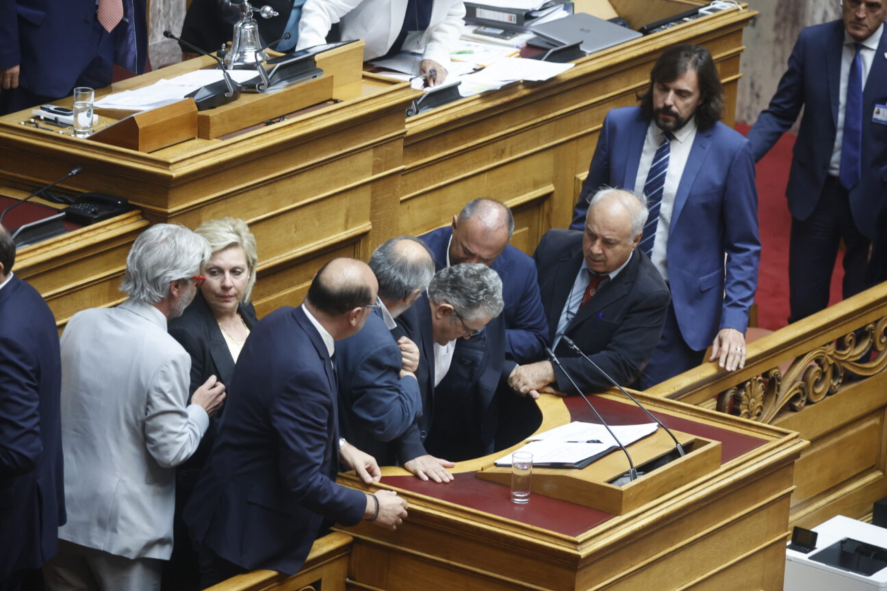Σταμάτησε ξαφνικά την ομιλία του ο Δημήτρης Κουτσούμπας λόγω ...