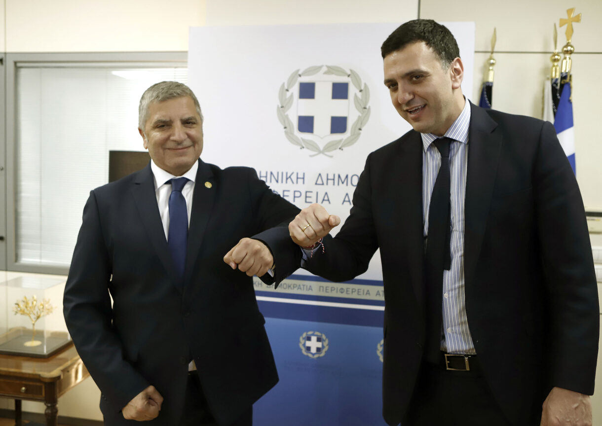 Εμφανίστηκε μετά από ώρες για ενημέρωση για τις φωτιές ο Κικίλιας ...