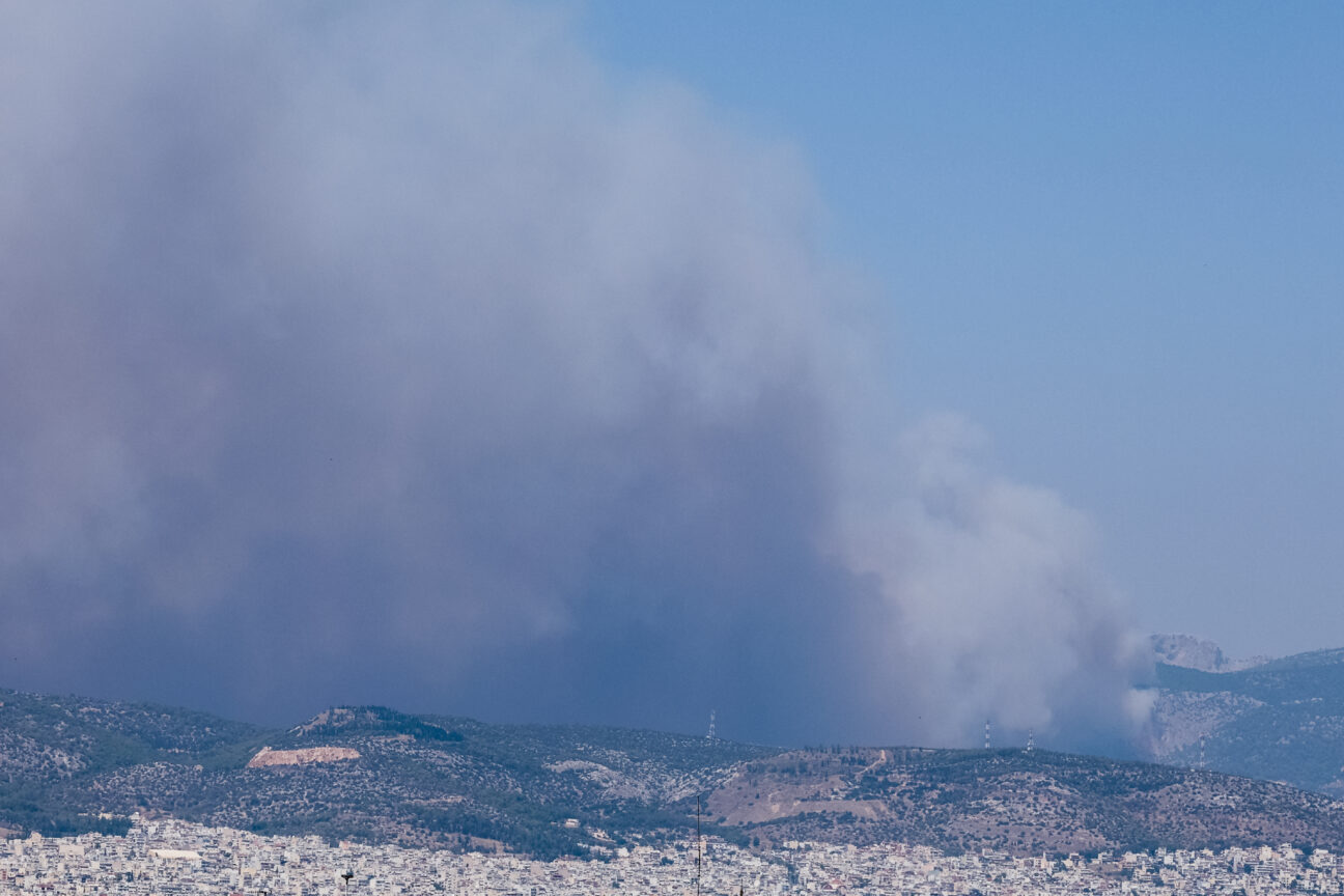 Κόλαση φωτιάς στην Πάρνηθα: Ακούγονται εκρήξεις - Η φωτιά απειλεί ...