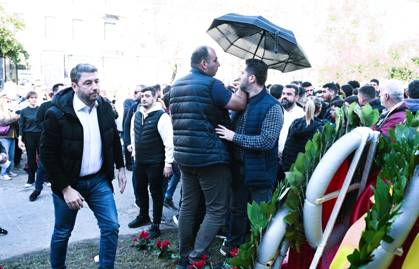 Βίντεο - Η στιγμή της επίθεσης με καφέδες και αποδοκιμασίες στον Νίκο ...