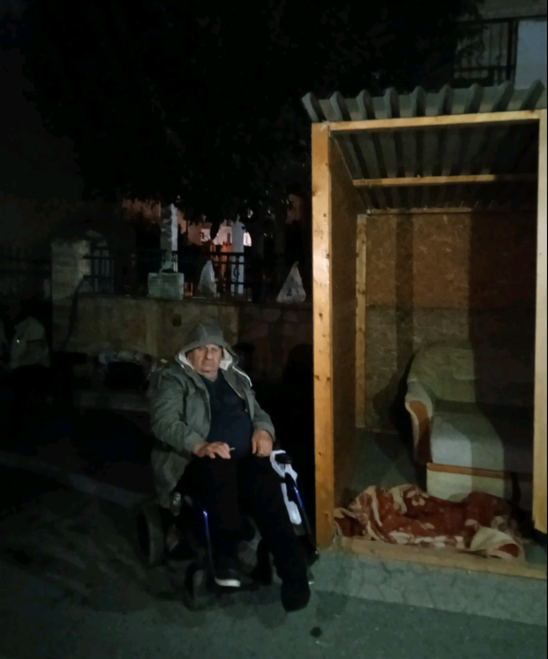 Εικόνες ντροπής: Εδώ θα περάσει τη νύχτα ο 82χρονος μετά την έξωση ...