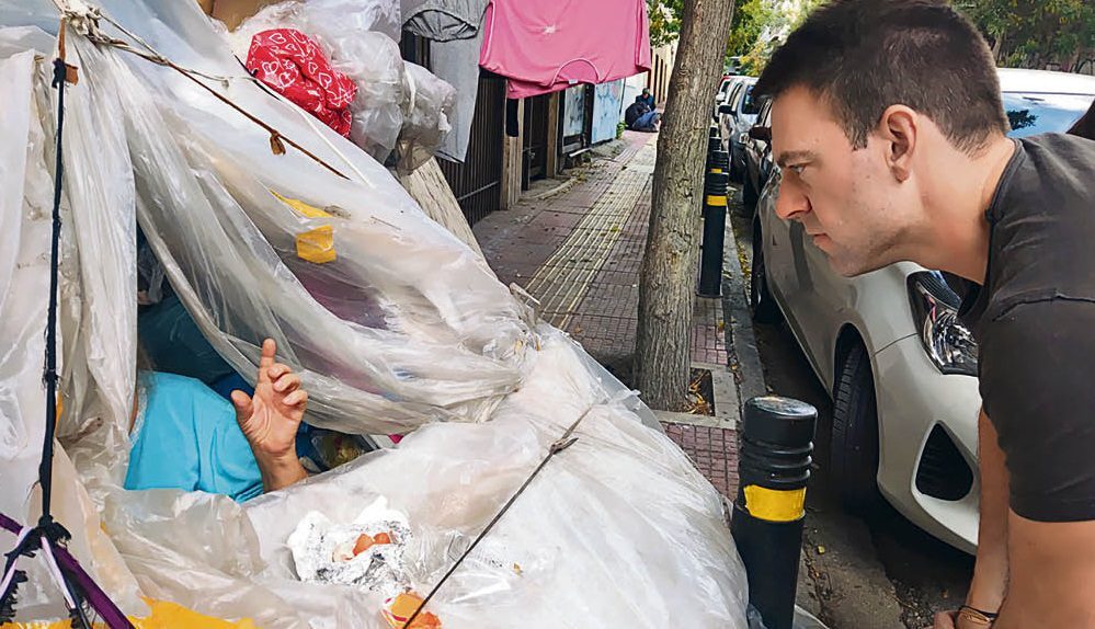 Κασσελάκης: Οδοιπορικό στο ξεχασμένο Μεταξουργείο, όσα είπε με άστεγους ...