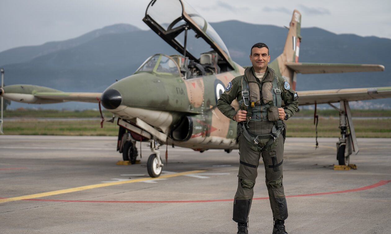 Ιπτάμενο φέρετρο με ρωγμές και πτέρυγες έτοιμες να αποκολληθούν το ...