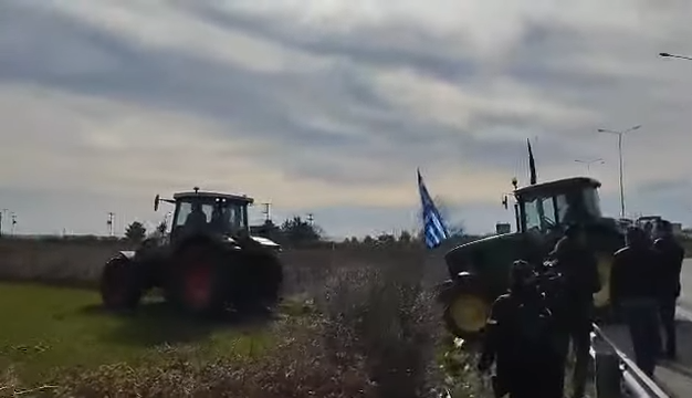 Θεσσαλονίκη: Αγρότες κόβουν δρόμο απ' τα χωράφια με τα τρακτέρ για να ...