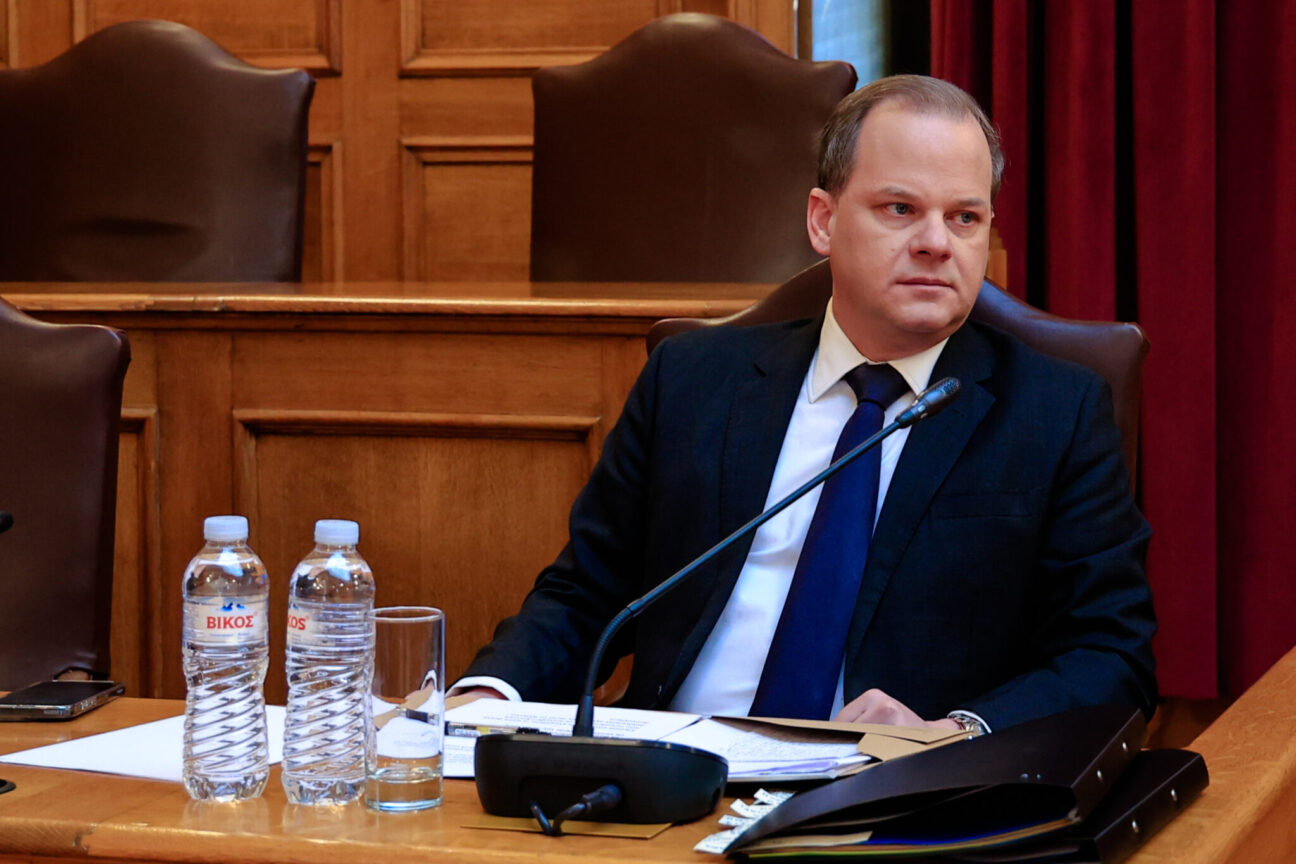 Πρόταση δυσπιστίας: «Κρύφτηκε» στα πίσω έδρανα ο Κ. Καραμανλής | Το ...