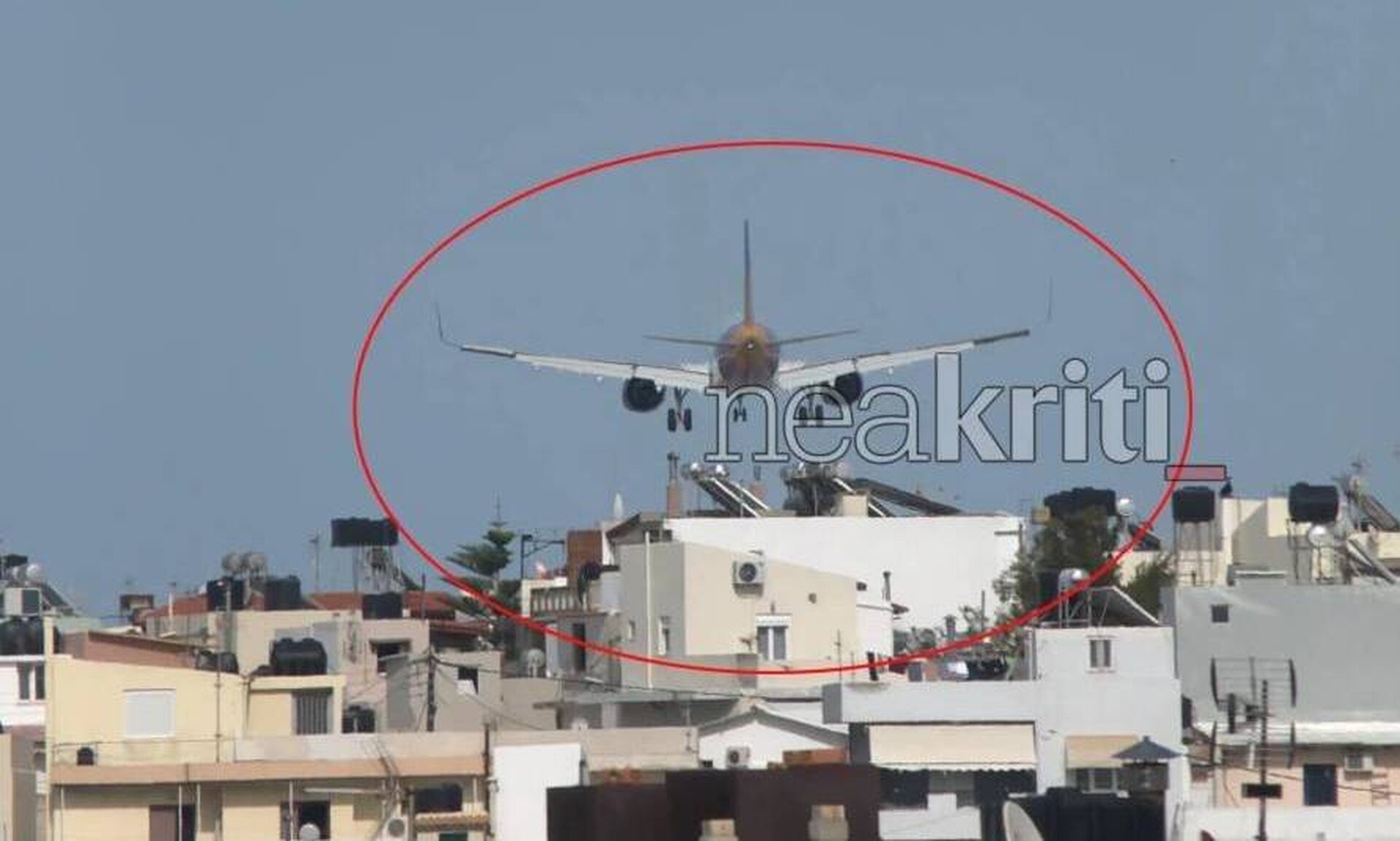 Εικόνες που «κόβουν» την ανάσα: Αεροπλάνο στο Ηράκλειο περνά ξυστά πάνω ...