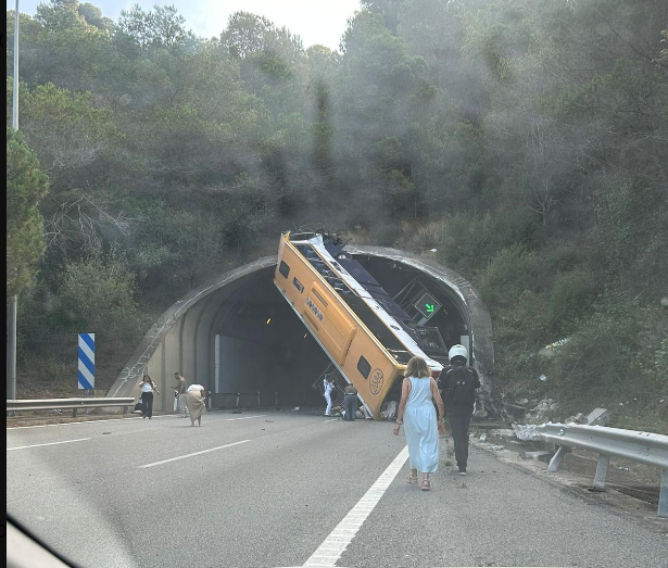 Ισπανία: Λεωφορείο ανετράπη και καρφώθηκε σε τούνελ (video - photo ...