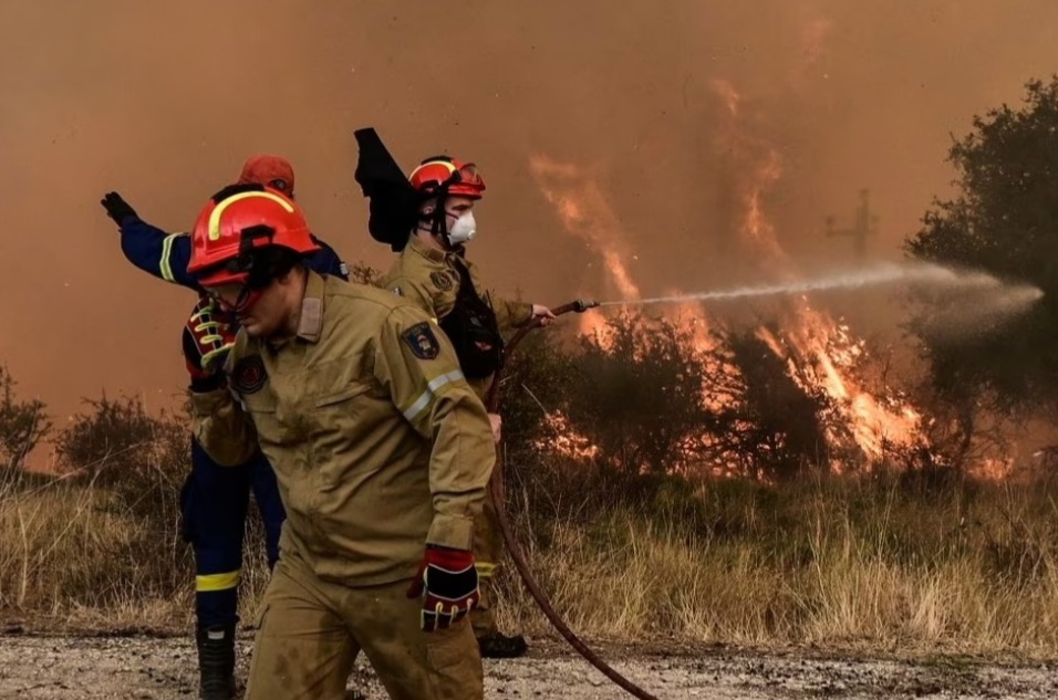 Κορινθία: Μάχη με διάσπαρτες εστίες φωτιάς - Στάχτη πάνω από 40.000 ...