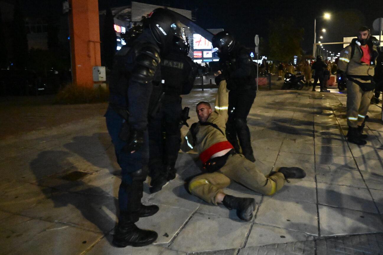 Οργισμένες αντιδράσεις στο Χ για την επίθεση των ΜΑΤ στους εποχικούς ...