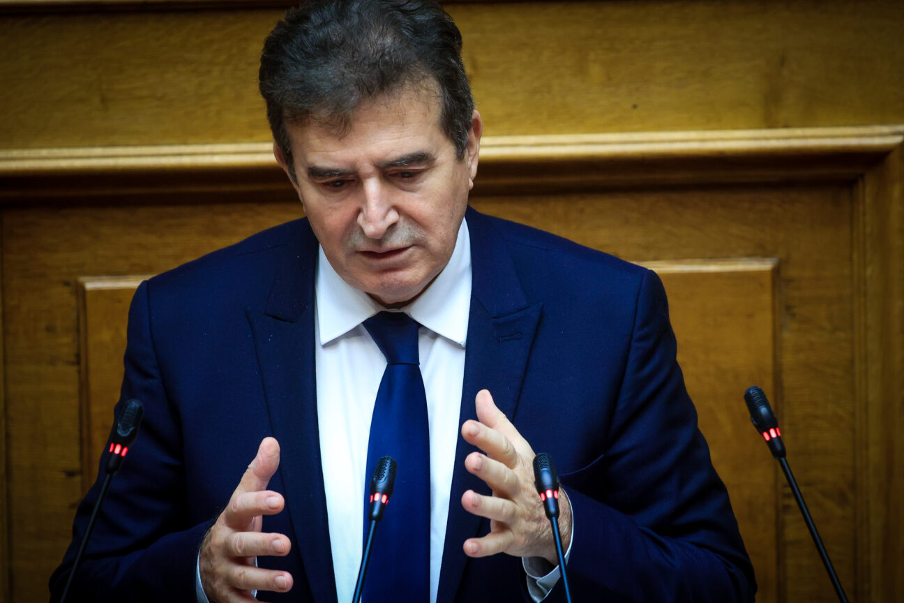 Στριμωγμένος ο Χρυσοχοΐδης για τον αστυνομικό της Βουλής: Δεν καλύπτω ...