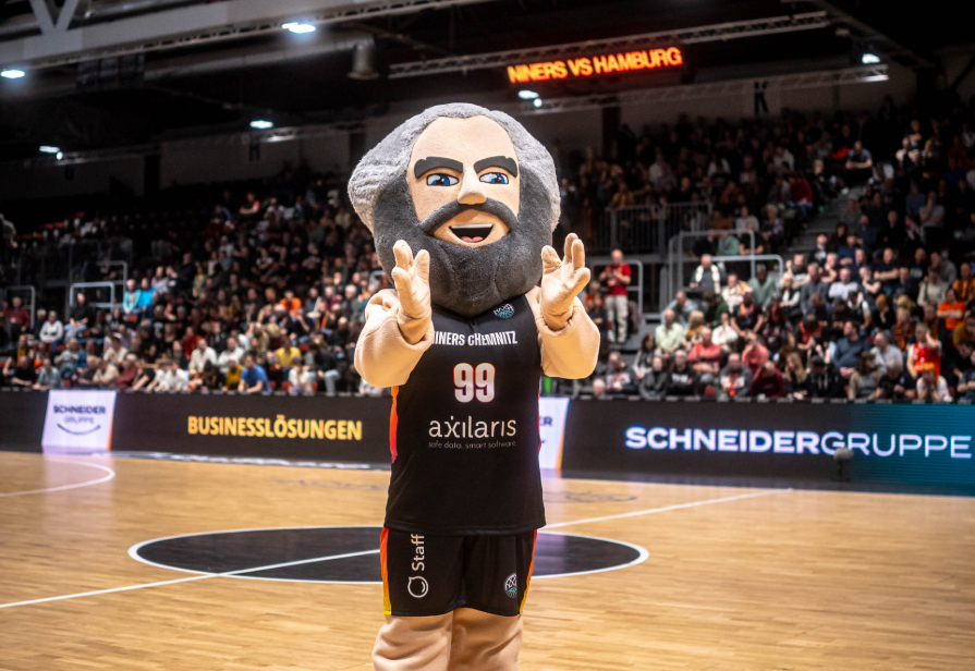 «Κάρλι»: Ποια είναι η ομάδα που εμπνεύστηκε την μασκότ της από τον Καρλ ...