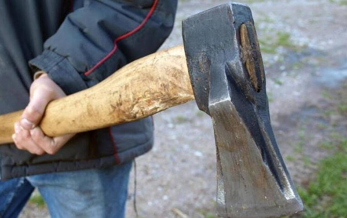 Καλλιθέα: Άντρας με τσεκούρι απειλούσε περαστικούς - Συνελήφθη ο ...