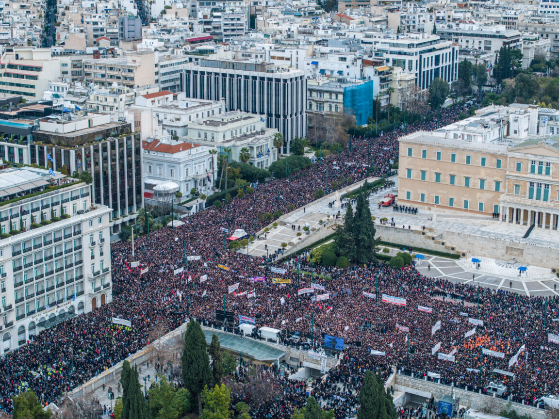 Δεν ξανάγινε: 200.000 κόσμος μόνο μπροστά και γύρω απ' τη Βουλή - Η ...