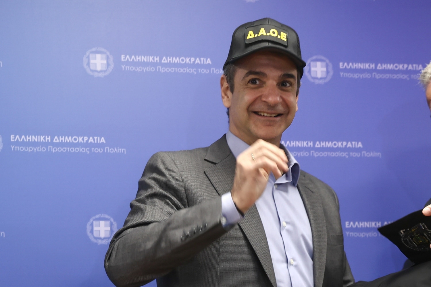 Μητσοτάκης στο «ελληνικό FBI»: Πήρε δώρο καπελάκι της ΔΑΟΕ, υποσχέθηκε ...