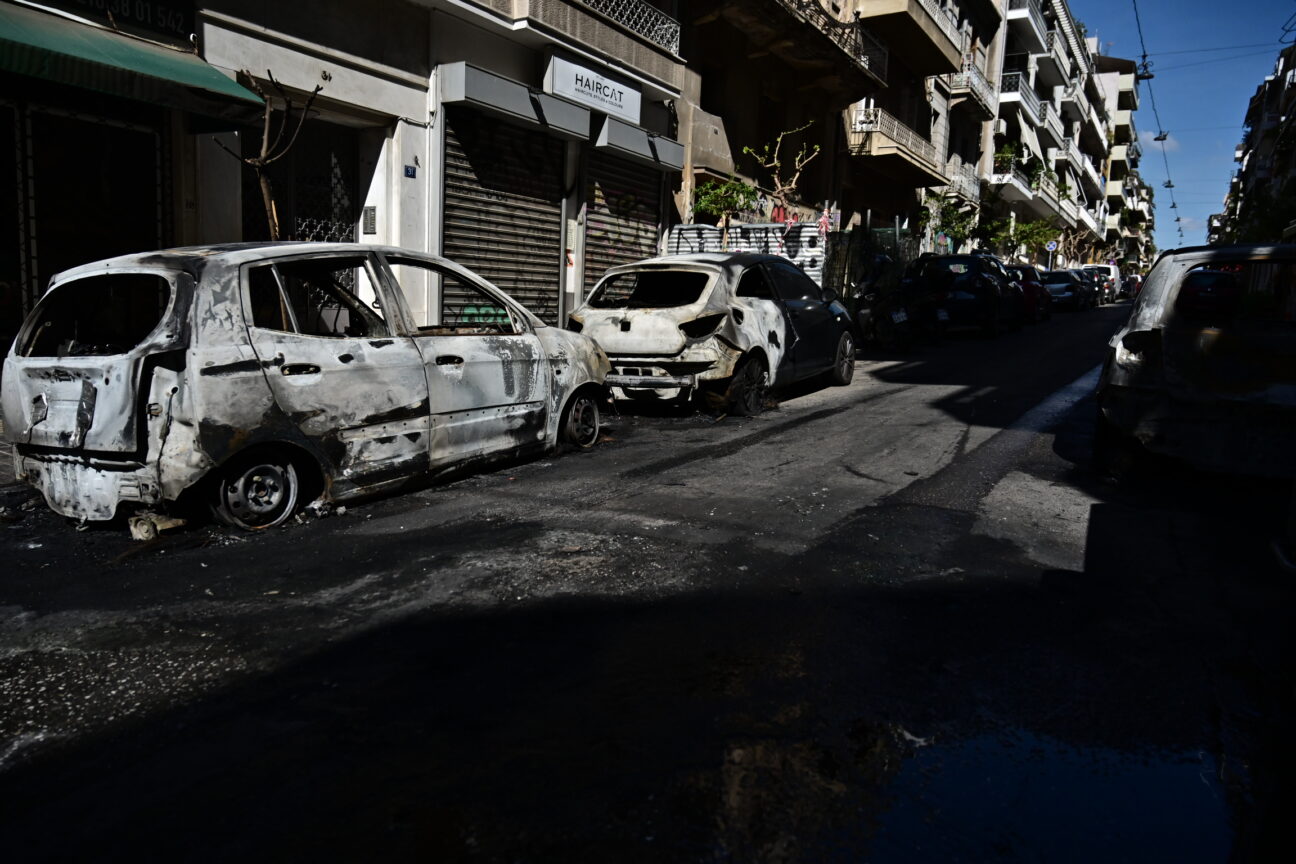 Εξάρχεια: Νύχτα έντασης με οδομαχίες και πυρπόληση οχημάτων ...